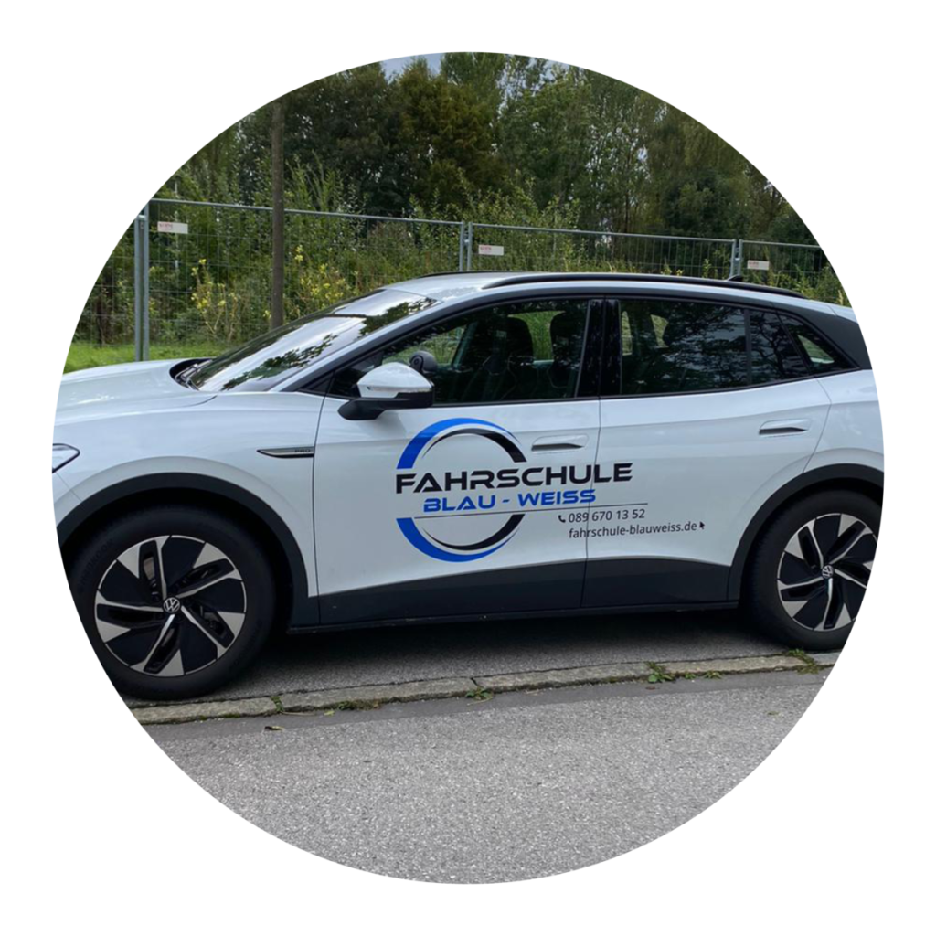 E-Autos der Fahrschule Blau-Weiss in München